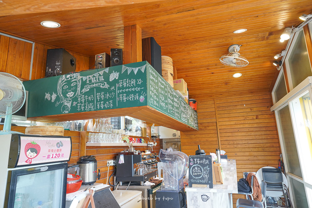 台北內湖景點》fufu coffee，草莓點心飲品專賣，必吃草莓香腸，一隻40元，假日要排隊 @小腹婆大世界