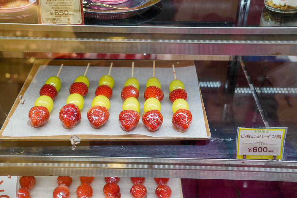 東京晴空塔》晴空塔STRAWBERRY MANIA草莓甜點專賣店，超粉嫩的草莓店鋪，草莓糖葫蘆 @小腹婆大世界