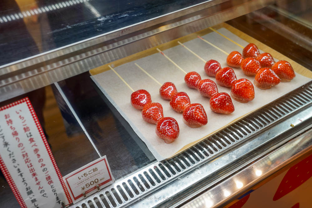 東京晴空塔》晴空塔STRAWBERRY MANIA草莓甜點專賣店，超粉嫩的草莓店鋪，草莓糖葫蘆 @小腹婆大世界