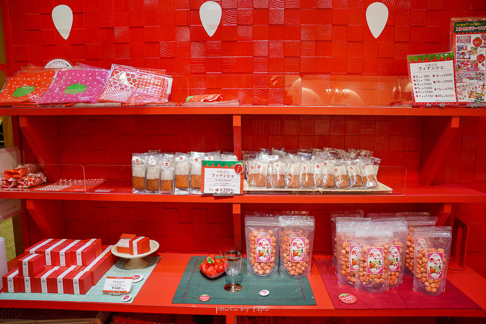 東京晴空塔》晴空塔STRAWBERRY MANIA草莓甜點專賣店，超粉嫩的草莓店鋪，草莓糖葫蘆 @小腹婆大世界