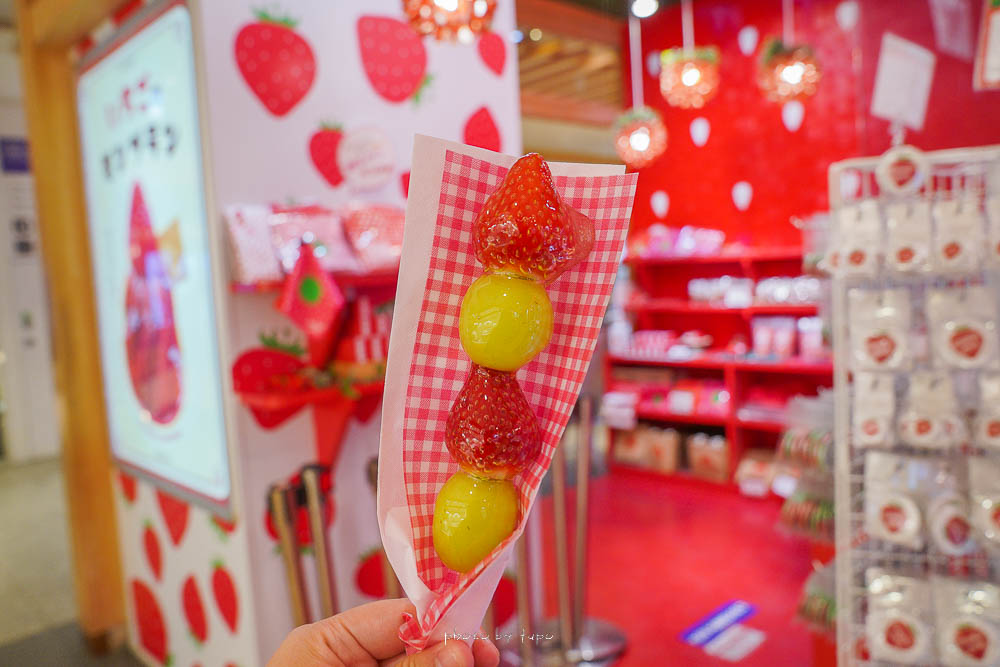 東京晴空塔》晴空塔STRAWBERRY MANIA草莓甜點專賣店，超粉嫩的草莓店鋪，草莓糖葫蘆 @小腹婆大世界