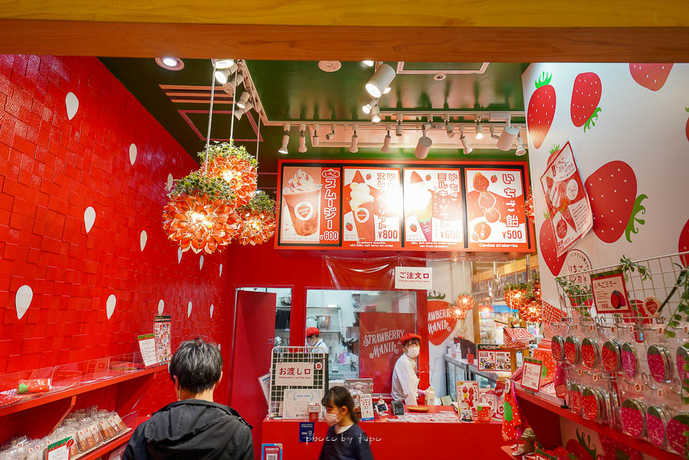 東京晴空塔》晴空塔STRAWBERRY MANIA草莓甜點專賣店，超粉嫩的草莓店鋪，草莓糖葫蘆 @小腹婆大世界