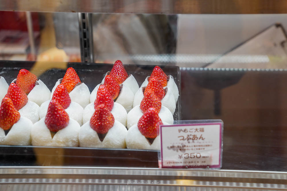 東京晴空塔》晴空塔STRAWBERRY MANIA草莓甜點專賣店，超粉嫩的草莓店鋪，草莓糖葫蘆 @小腹婆大世界