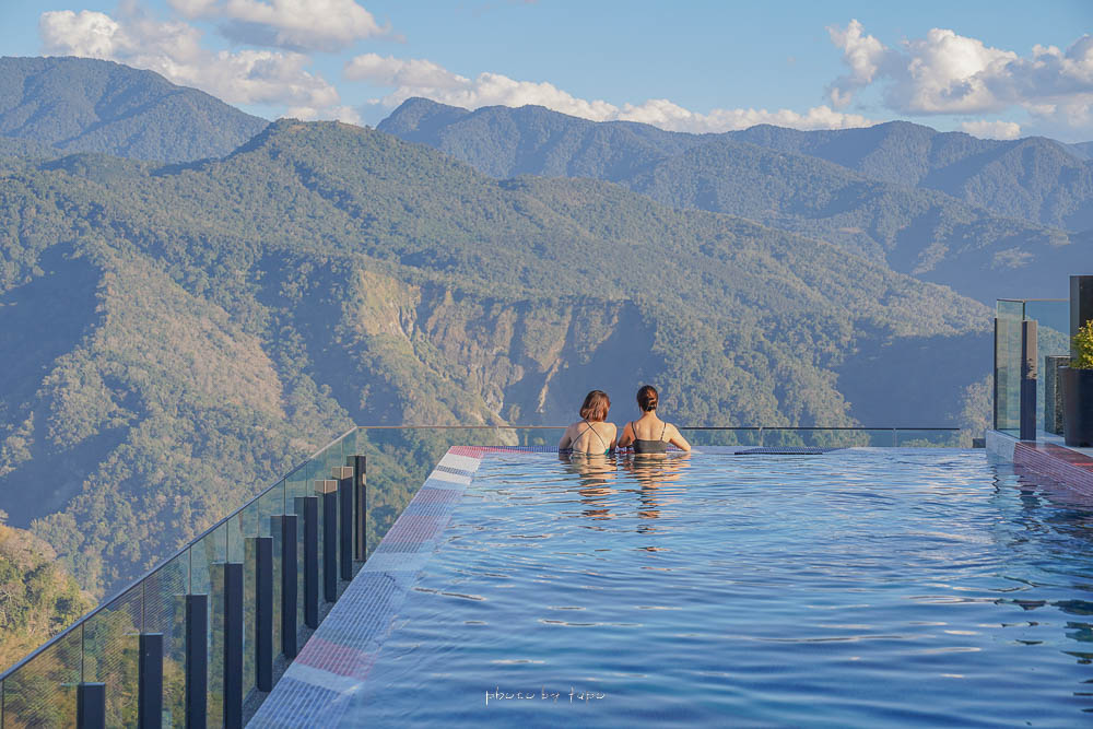 阿里山最新飯店「阿里山英迪格酒店」座落於山裡的高空無邊際溫水泳池，在雲海上游泳～ @小腹婆大世界