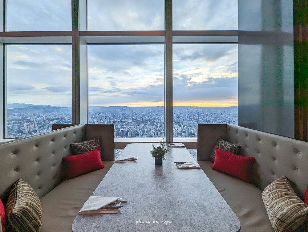 台北最高景觀Buffet「饗 A Joy」吃到飽這幾樣必吃！烤帝王蟹.龍蝦.干貝.海膽手捲.龍蝦粥.和牛壽司 @小腹婆大世界