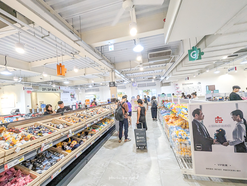 嘉義買娃娃「KHTOY絨毛玩偶旗艦館」全台最大娃娃專賣店，娃娃台版costco、免費親子遊戲區開放時間 @小腹婆大世界