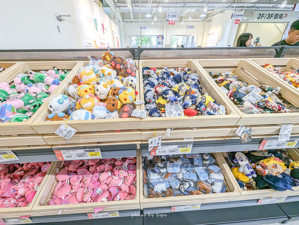嘉義買娃娃「KHTOY絨毛玩偶旗艦館」全台最大娃娃專賣店，娃娃台版costco、免費親子遊戲區開放時間 @小腹婆大世界