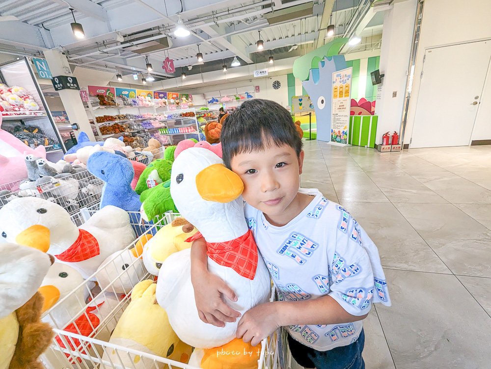 嘉義買娃娃「KHTOY絨毛玩偶旗艦館」全台最大娃娃專賣店，娃娃台版costco、免費親子遊戲區開放時間 @小腹婆大世界