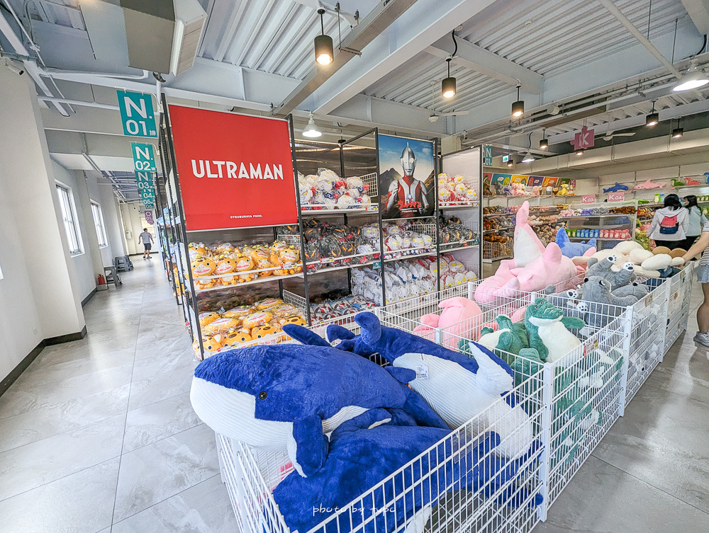 嘉義買娃娃「KHTOY絨毛玩偶旗艦館」全台最大娃娃專賣店，娃娃台版costco、免費親子遊戲區開放時間 @小腹婆大世界