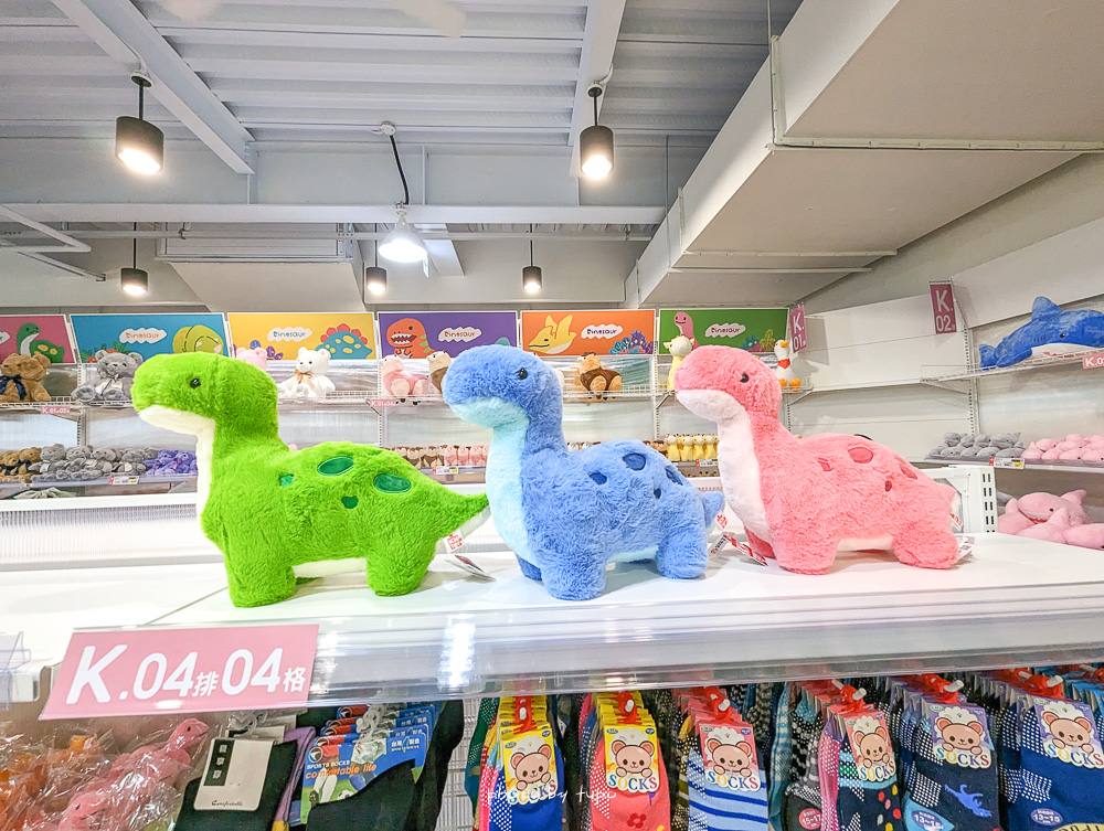嘉義買娃娃「KHTOY絨毛玩偶旗艦館」全台最大娃娃專賣店，娃娃台版costco、免費親子遊戲區開放時間 @小腹婆大世界