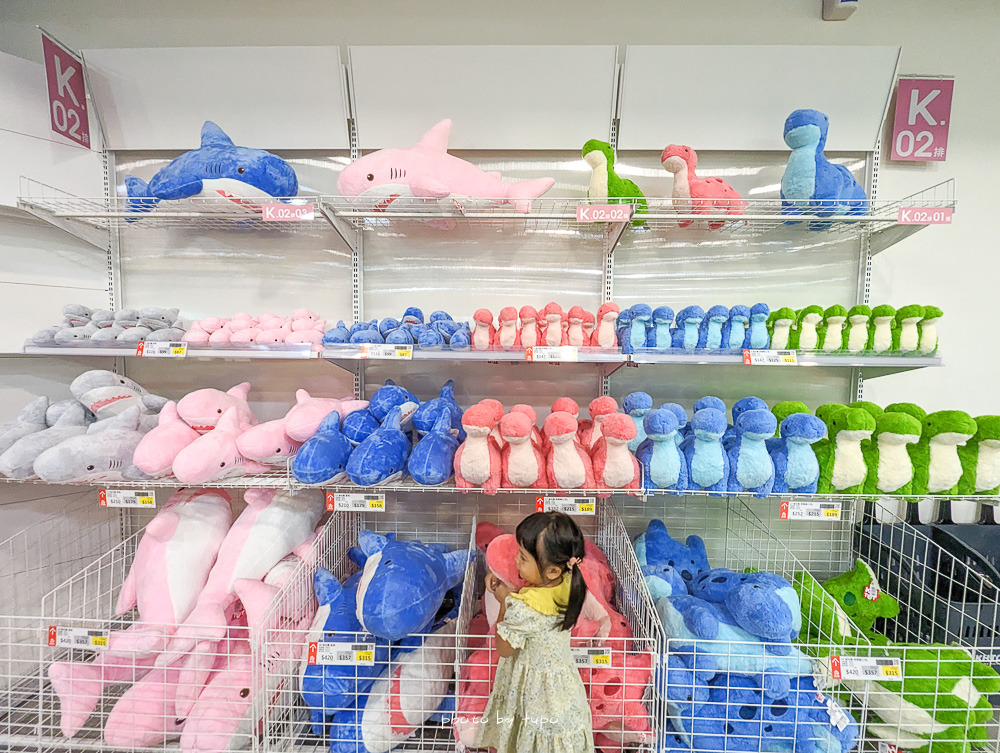 嘉義買娃娃「KHTOY絨毛玩偶旗艦館」全台最大娃娃專賣店，娃娃台版costco、免費親子遊戲區開放時間 @小腹婆大世界